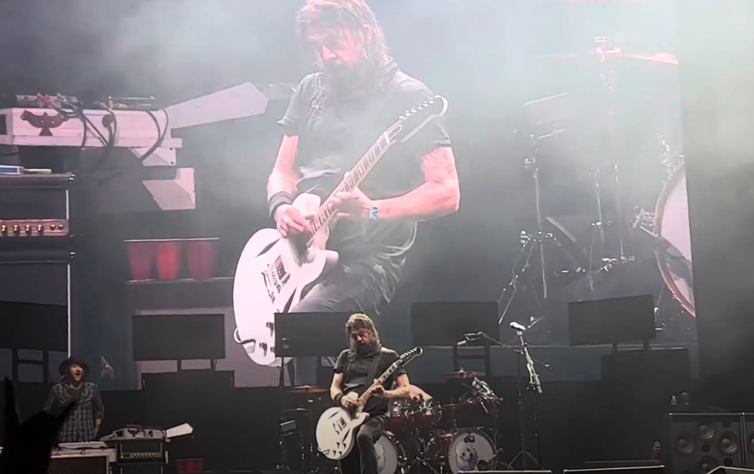 Dave Grohl joue le plus beau solo de sa vie... avec l'aide de Wolfgang ...